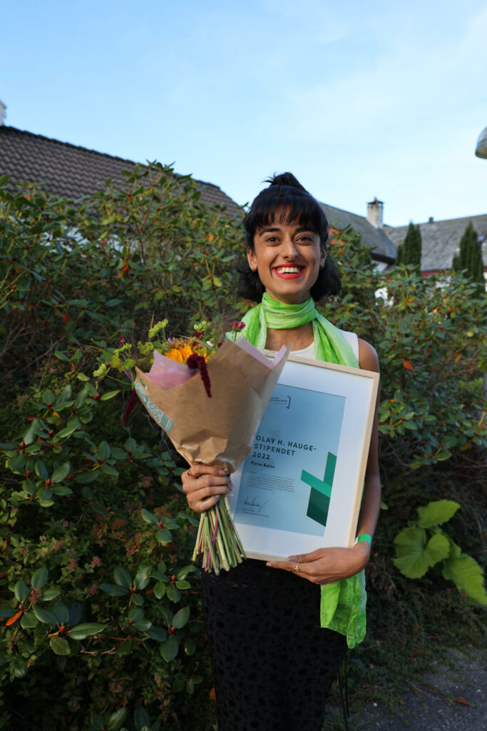 Forfattar Priya Bains (27) etterlyser ein djupare debatt om migrasjon