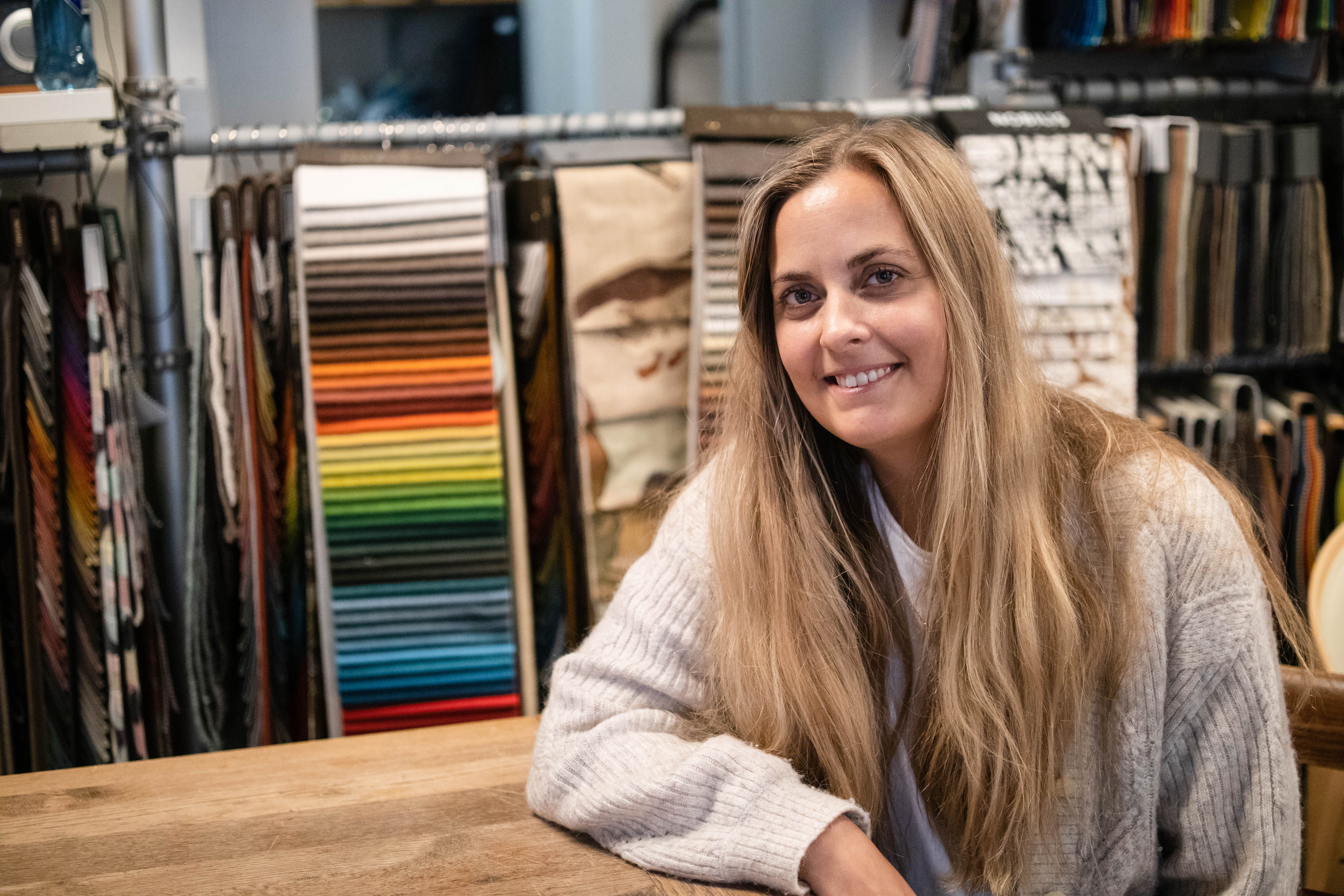 Natalie (33) skal bli møbeltapetserar: – Hadde ikkje lyst til å sitje ...