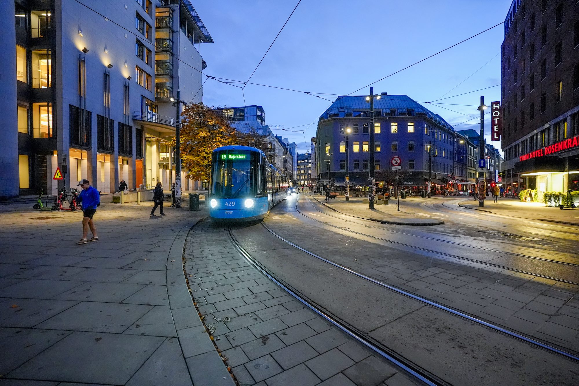 Sverige halverer kollektivbilletten – vil ha det same i Noreg